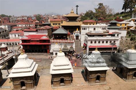 파슈파티나트 사원 및 카트만두 네팔에서 굽기 Ghats 강에 대한 스톡 사진 및 기타 이미지 강 강가의 층계 건강관리와