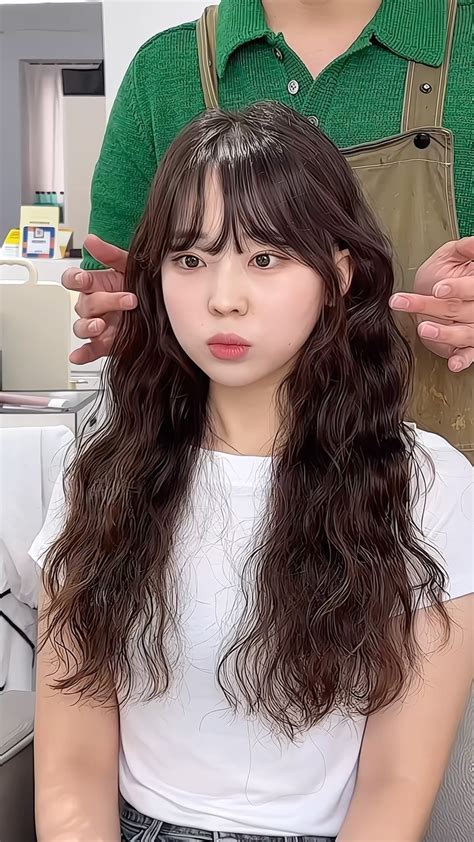 비위치 Bewitch 강한 헤어컨설팅 둥근 얼굴형을 위한 굵은히피펌 1 앞머리와 페이스라인 컷 앞머리가 필요한 경우 이마를 살짝 덮는 얇은 시스루 뱅을 선택하여