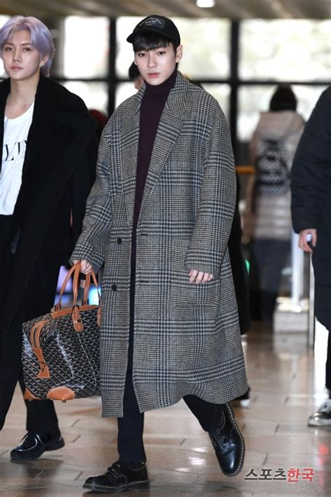 뉴이스트w 아론 오버핏 코트로 꾸민 공항패션