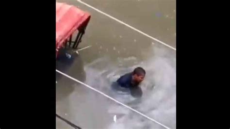 Heartbreaking Video Of Patna Rickshaw Puller Crying Stuck On Flooded