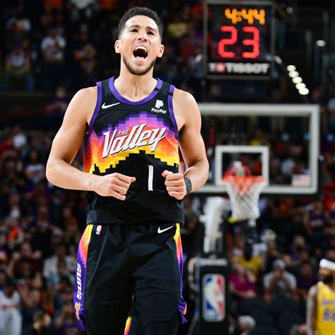 Devin Booker / Devin Booker Leads Phoenix Suns To 30 Point Blowout 3 2 Series Lead Over Los ...