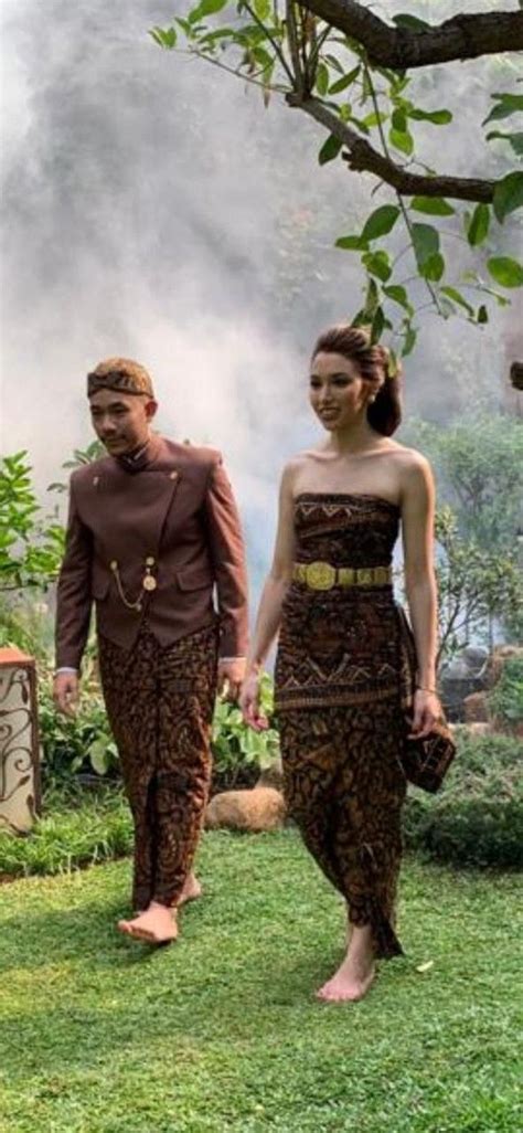 Cantiknya Della Putri Anjani Atkins Berkebaya Saat Dinikahi Cicit