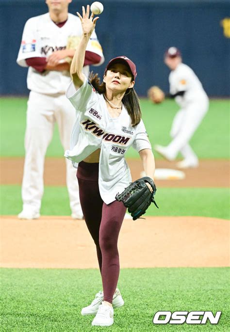 시구하는 배우 강세정 키움 꼭 승리하세요 [사진]