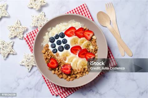 요구르트와 미국 국기 맛 있는 건강 한 아침 식사의 형태로 신선한 딸기와 홈메이드 그 라 놀라의 그릇 0명에 대한 스톡 사진 및 기타 이미지 Istock