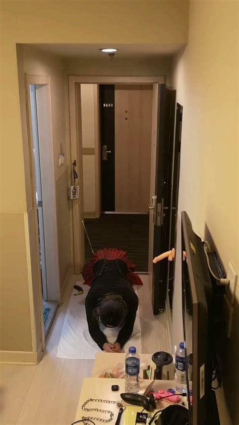 许静 On Twitter 社死挑战任务视频 02 戴着眼罩 趴在门口，撅着屁股对着门外 狗链连着肛塞挂在门扣上，直到有路过的陌生人玩弄骚母狗。