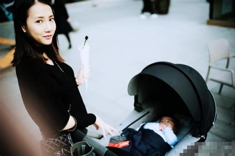 李茂帶兒子暖哥探妻子弦子，兒子暖哥果斷成為「拍照道具」。 每日頭條