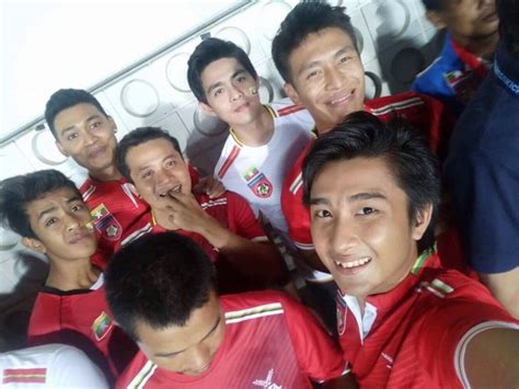 ဝမ်းနည်းခြင်းအမှတ်တရအဖြစ် မင်းသွေးရဲ့အင်္ကျ ီလေးဝတ်ပြီး