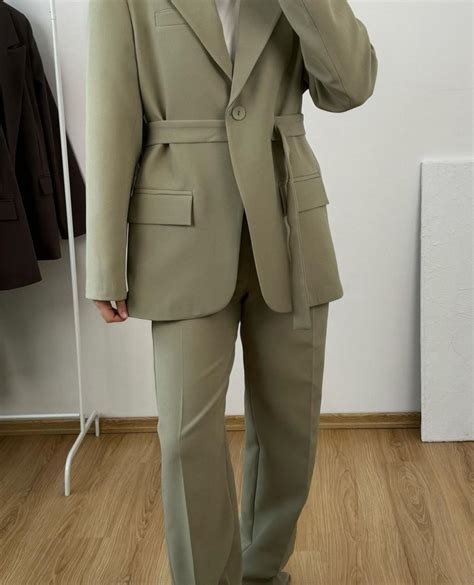 طقم بليزر مع بنطلون موديل حزام