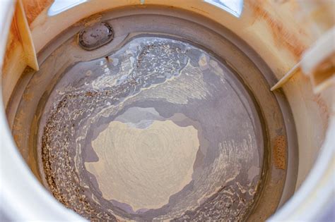 백색 고립 된 배경에 오래된 찻주전자의 스케일 스케일 탄산 칼슘의 백악기 퇴적물의 나머지 경수의 문제 돌 건축자재에 대한 스톡 사진 및 기타 이미지 Istock