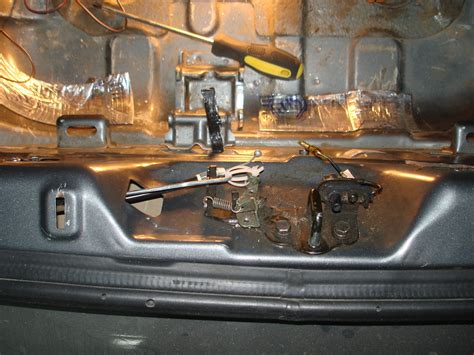 Открываем с кнопки багажник Hyundai Accent G л года визит на сервис DRIVE