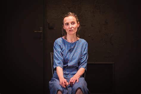 Lille Seule Sur Scène Anne Caillère Est Bouleversante Dans Ronce Rose