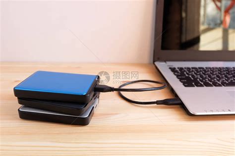 许多彩的便携式外部硬盘驱动器usb30在木本背景上连接高清图片下载 正版图片505697689 摄图网
