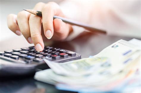 유로 지폐 배경에서 계산기를 사용 하 여 오른쪽 여성을 닫습니다 집에서 계산 계산기에 대한 스톡 사진 및 기타 이미지 계산기 유럽 연합 통화 메모장 Istock