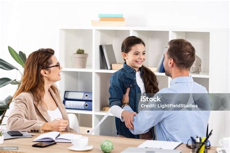 사무실에서 안경에 어머니 근처 아버지를 보고 쾌활 한 아이 3 명에 대한 스톡 사진 및 기타 이미지 3 명 가족 귀여운