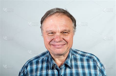 一个不负责任又满足的人
