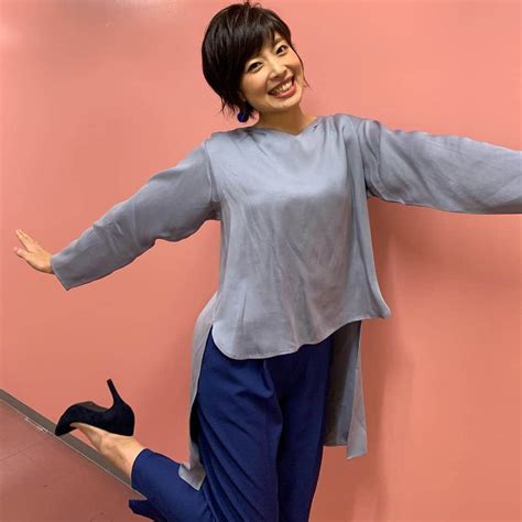 林マオさんのインスタグラム写真 林マオinstagram「今日は 全身ブルースカイブルー💙 耳も濃い青 青は昔から好きな色なんですが、 顔がくすんで見えるかなぁと だけど ツヤ感の