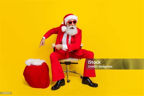 놀란 펑키 할아버지의 전체 길이 초상화 의자 포인트 손가락 선물 가방 노란색 색상 배경에 고립 가방에 대한 스톡 사진 및 기타 이미지 Istock