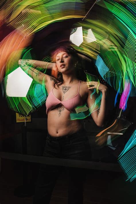 개인 긴 노출 네온 불빛 다이나믹한 다채로운 댄스 도시의 독창적 인 조명 라이프스타일 모델 모션 블러 문신 밤문화 불이 켜진 빛의 흔적 서 있는