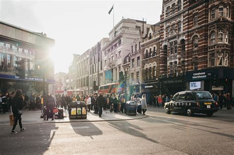 일몰 및 비 런던 영국에서 토 튼 햄 코트 로드 역 근처 산책 하는 사람들 High Street에 대한 스톡 사진 및 기타