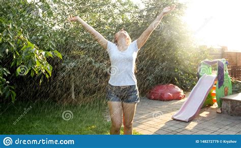 Retrato De La Mujer Joven De Risa Feliz Con El Pelo Largo En La Ropa