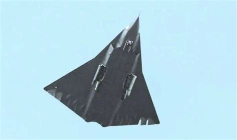 6세대 전투기 시험 비행 中에 등장한 ‘나뭇잎 항공기 정체는