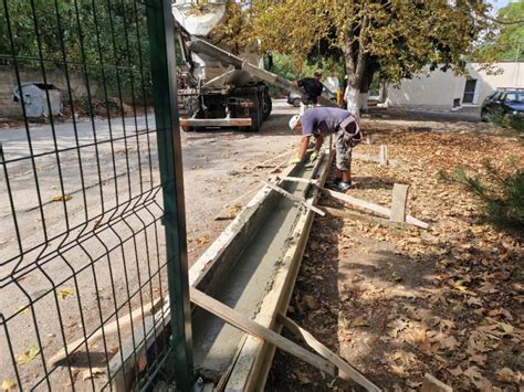 Строителство на бетонова основа на ограда от метални пана на детска градина в гр Добрич