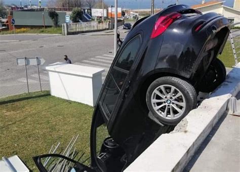 Vídeo Condutora perde o controlo da viatura ao estacionar Eis o