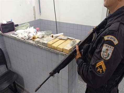 Vídeo PM apreende cerca de kg de maconha e detém suspeito em Campos Portal Ururau Site de