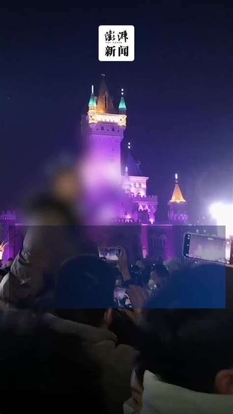 女子骑同伴身上看烟花挡住后方视线，他人劝阻遭辱骂 凤凰网视频 凤凰网