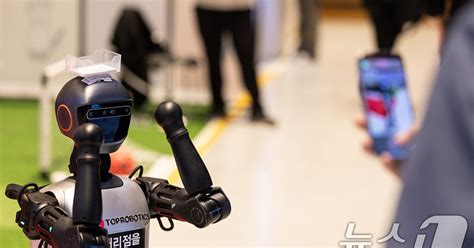 사람과 반응하는 휴머노이드 로봇