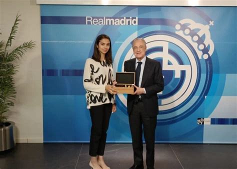 همشهری آنلاین عکس دختر ورزشکار ایران بدون حجاب در کنار اسطوره و