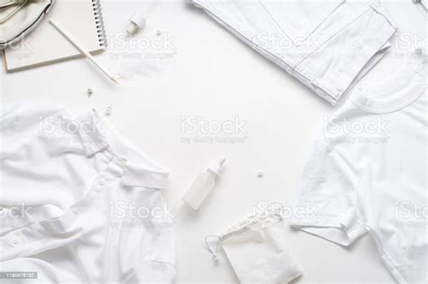 흰색 배경에 흰색 단색 플랫레이 의류 액세서리 문구 및 미용 장비 블로그 디자인 컨셉 0명에 대한 스톡 사진 및 기타 이미지