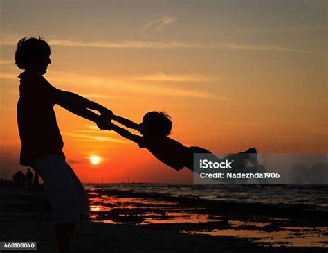 파더 및 어린 아들과 재생입니다 일몰 아들에 대한 스톡 사진 및 기타 이미지 아들 아버지 해변 Istock