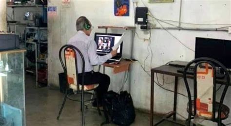 Um Professor Sem Internet Em Casa Vai A Um Bar Todos Os Dias Para
