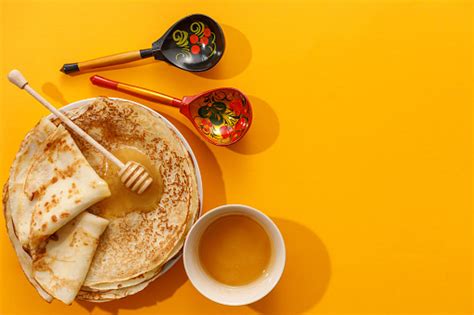 노란색 배경에 꿀 맛있는 수제 팬케이크 상단보기 클로즈업 전통적인 휴일 축 하 개념입니다 러시아어 번역 넓고 행복 슈로브 타이드