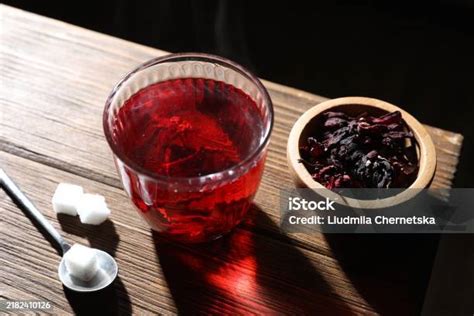 유리잔에 담긴 맛있는 히비스커스 차 각설탕 나무 테이블에 마른 장미 꽃잎 근접 촬영 0명에 대한 스톡 사진 및 기타 이미지 0명 건강한 생활방식 건조한 Istock