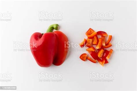 작은 조각으로 자른 생 붉은 피망 고립 된 흰색 배경에 건강한 야채와 음식 건강한 생활방식에 대한 스톡 사진 및 기타 이미지