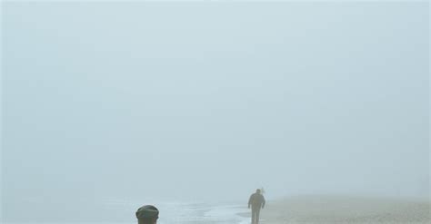 강가 걷고 있는 겨울 고독 고요한 뒷모습 모래 모래로 뒤덮인 모험 몽환 미스터리한 바다 바다 경치 바다