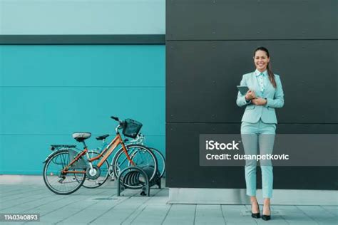 손에 태블릿 야외 포즈 공식적인 착용에서 웃는 백인 갈색 머리의 전체 길이 여자에 대한 스톡 사진 및 기타 이미지 여자 전신 태블릿 Istock