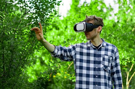 농부는 자신의 Cr 안경을 사용하여 일부 나무를 심고 미래의 농업 개념 가상현실에 대한 스톡 사진 및 기타 이미지 가상현실 가상현실 시뮬레이터 농업 Istock