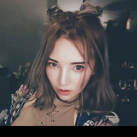 在那邊吵美秀集團不能政治的聽眾啊你們這些聽團菜機藍白粉是只聽過美秀捲菸一首歌是不是啦不然你們以為這是寫給外遇的老爸這種膚淺的捉i歌 昨暝