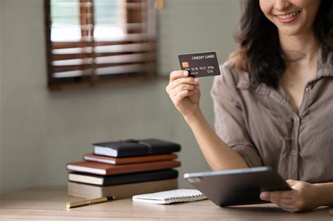 플라스틱 신용 카드를 들고 노트북을 사용하는 손 온라인 쇼핑 개념입니다 사무실에서 컴퓨터에서 일하는 사업가 경영자에 대한 스톡 사진 및 기타 이미지 Istock