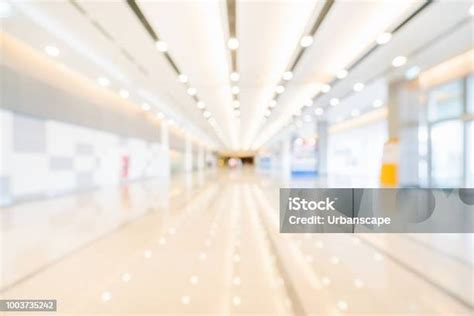 전시 홀 또는 컨벤션 센터 복도의 흐리게 Defocused Bokeh 배경 비즈니스 무역 쇼 이벤트 현대 실내 건축 또는