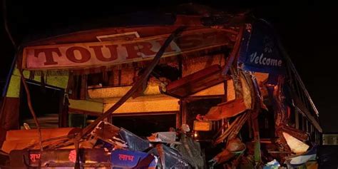 Agra News Bus Hit Truck On Agra Lucknow Express Way In Agra