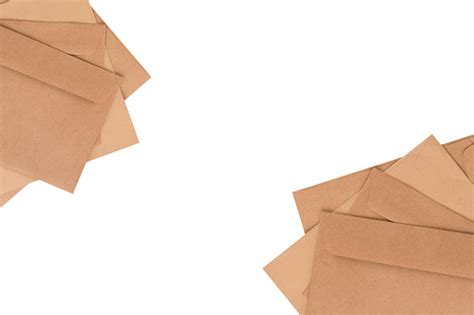 디자인 프로젝트를 위해 흰색 배경에 격리 된 다양한 유형의 갈색 크래프트 종이 봉투로 만든 프레임 메일링 개념 상단보기 모형