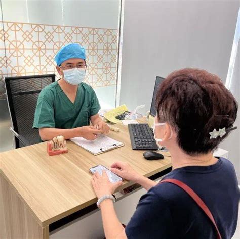 戴活动假牙困扰多！在这里，会计阿姨“种”上了一口好牙黎强种植体老年病医院