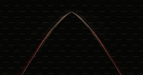 중간에 빨간색 선이 있는 검은색 배경 사진 Unsplash의 아크릴 이미지