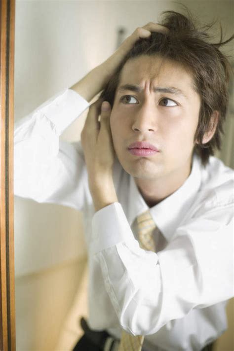 东方人一个人商务人士商务男性站竖图室内白天正面衬衫镜子亚洲仅一个男性仅一个人抚摸套装注视黄种人仅一个年轻