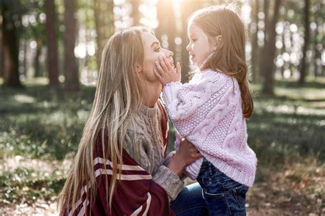 Une Mère Embrasse Sa Petite Fille Photos Stock Téléchargez 103 Photos