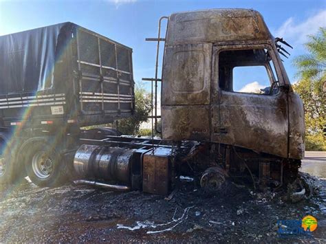 Carreta tem cabine destruída após pegar fogo JD1 Notícias